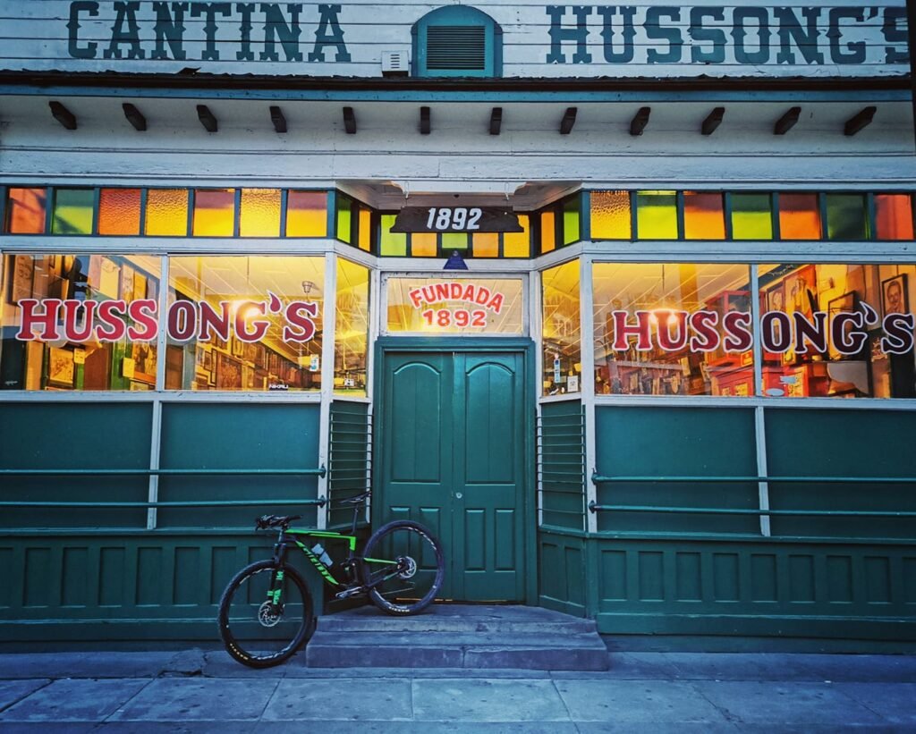 Visita la cantina más antigua de México en Ensenada: Hussong’s ...